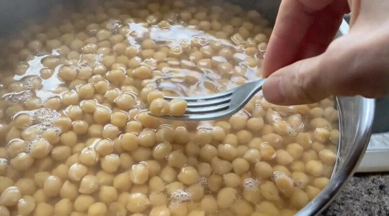 How to Cook Dried Chickpeas From Scratch - Kind Earth
