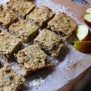Apple & Ginger Oat Bars - healthy vegan - Kind Earth
